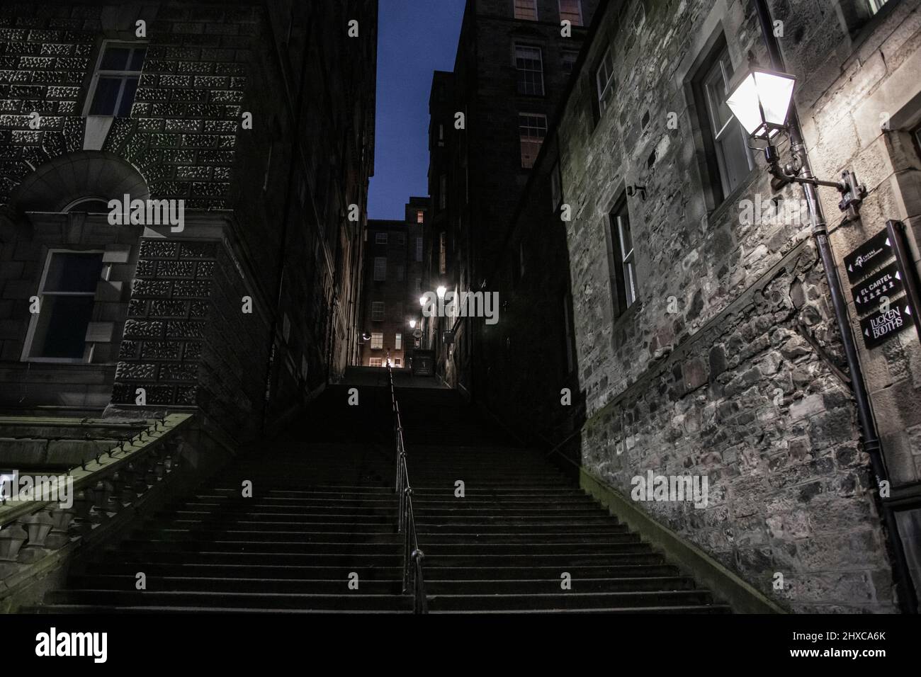The many Alleyways and Passageways along the Royal Mile in Edinburgh ...
