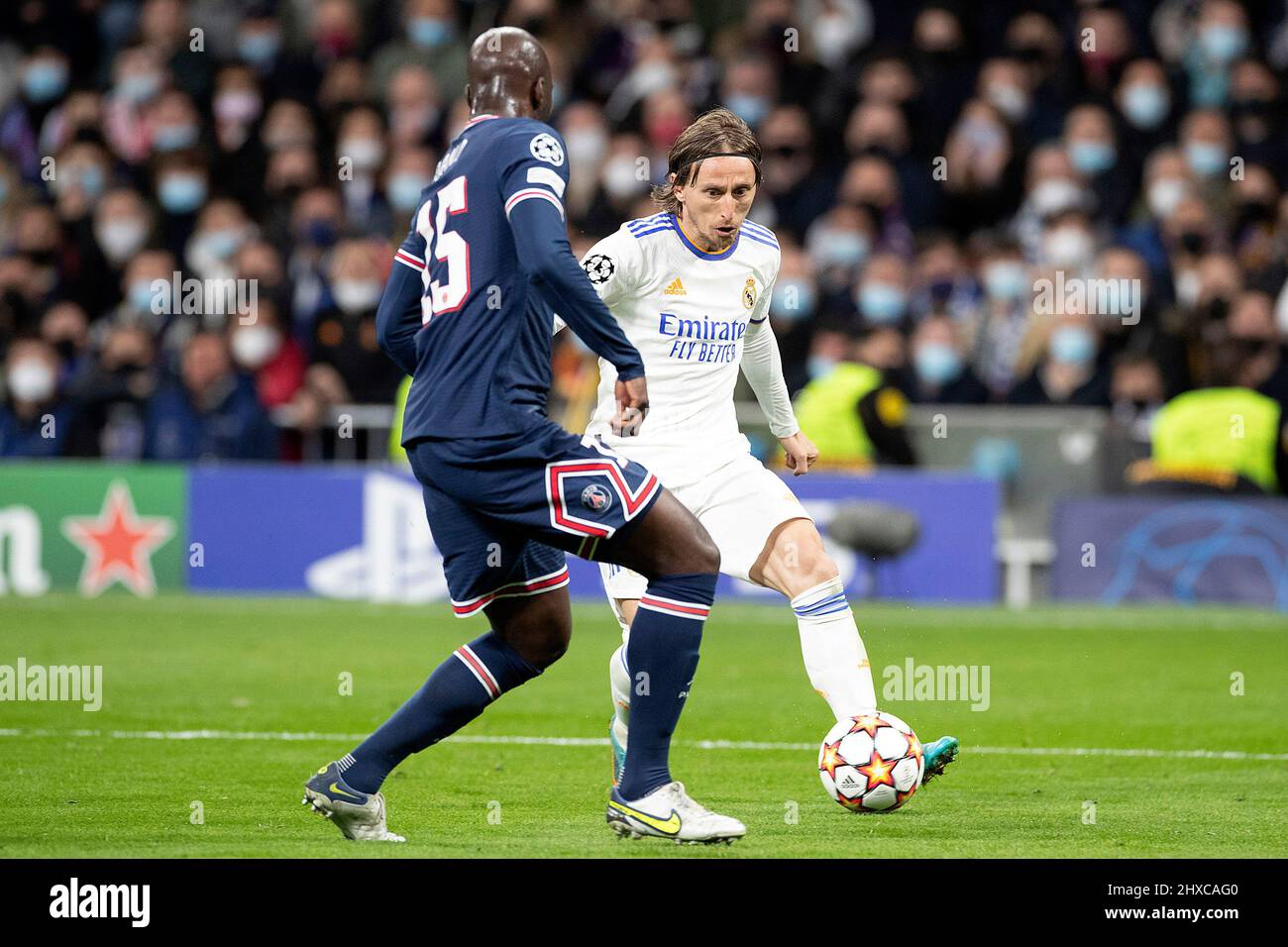 Real Madrid's Luka Modric (r) and Paris Saint-Germain's Danilo Pereira ...