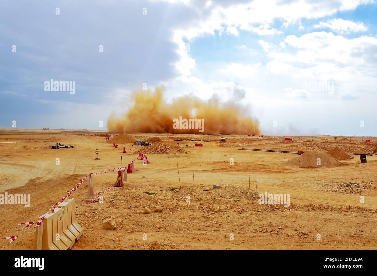 Construction site safety during storm hi-res stock photography and ...