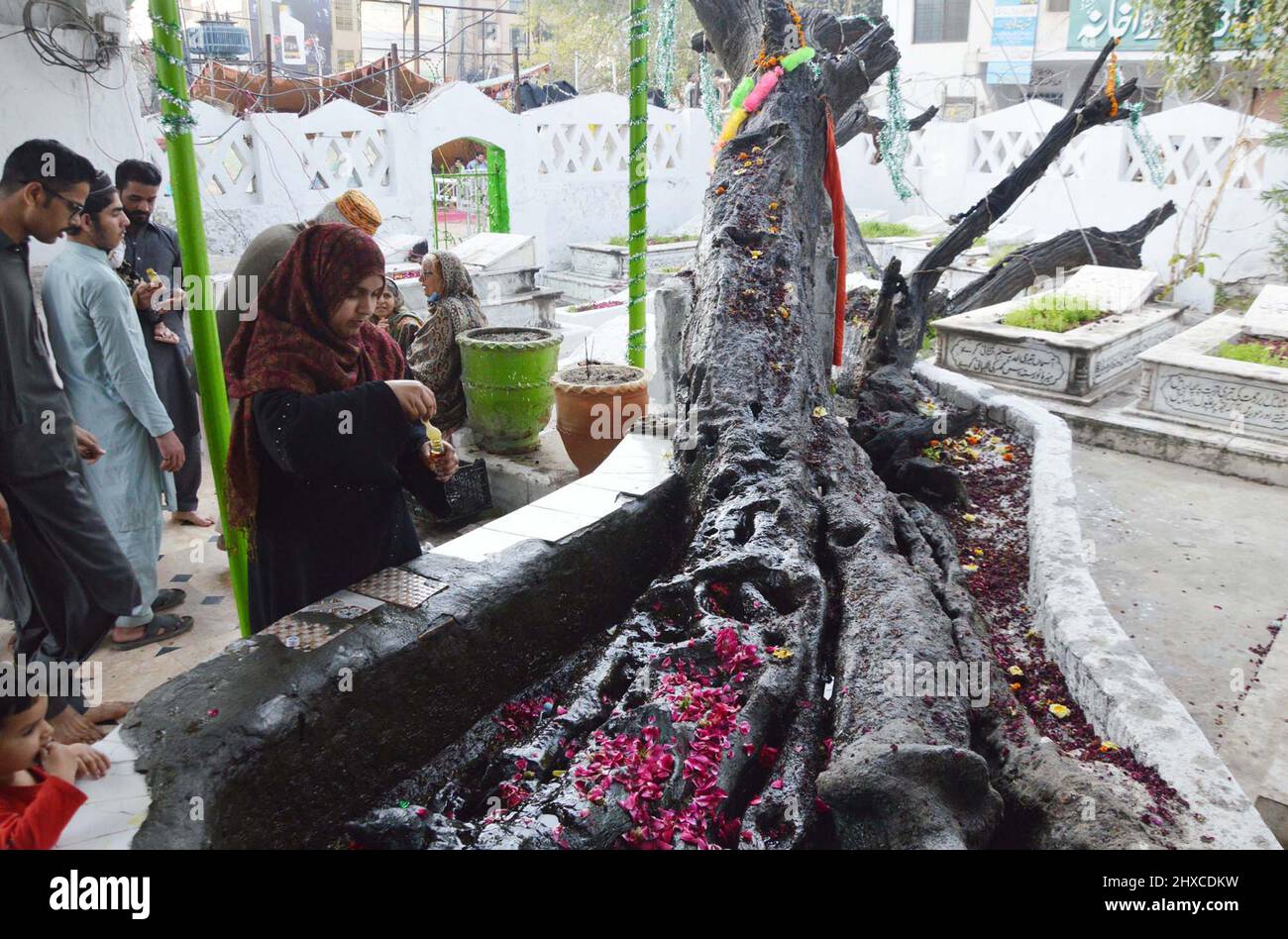 Devotees of Hazrat Sakhi Shahjan Muhammad Badshah Almaroof Shah De ...