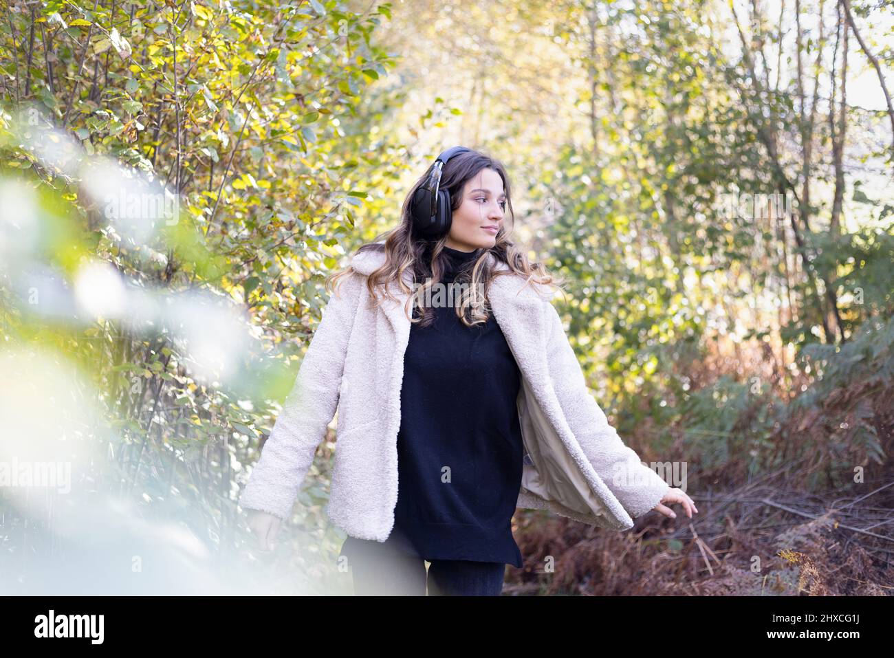 Walking with headphones hi-res stock photography and images - Alamy