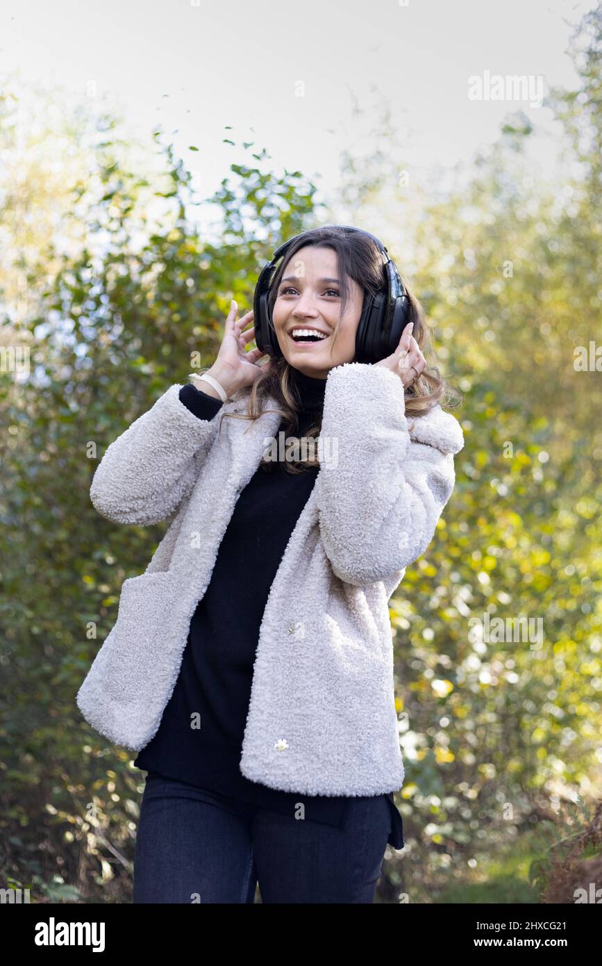 Woman dancing headphones hi-res stock photography and images - Alamy