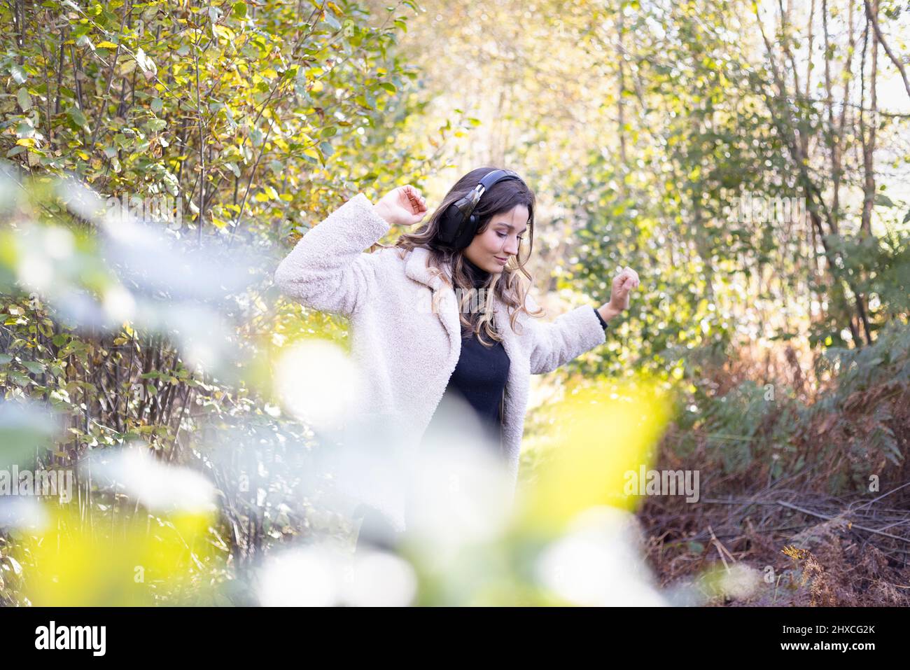 Woman dancing headphones hi-res stock photography and images - Alamy