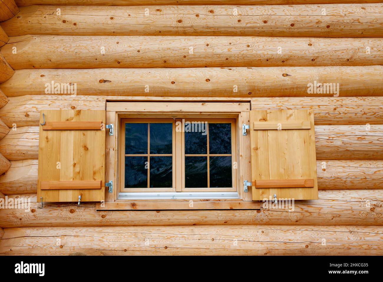 Round wooden beams hi-res stock photography and images - Alamy