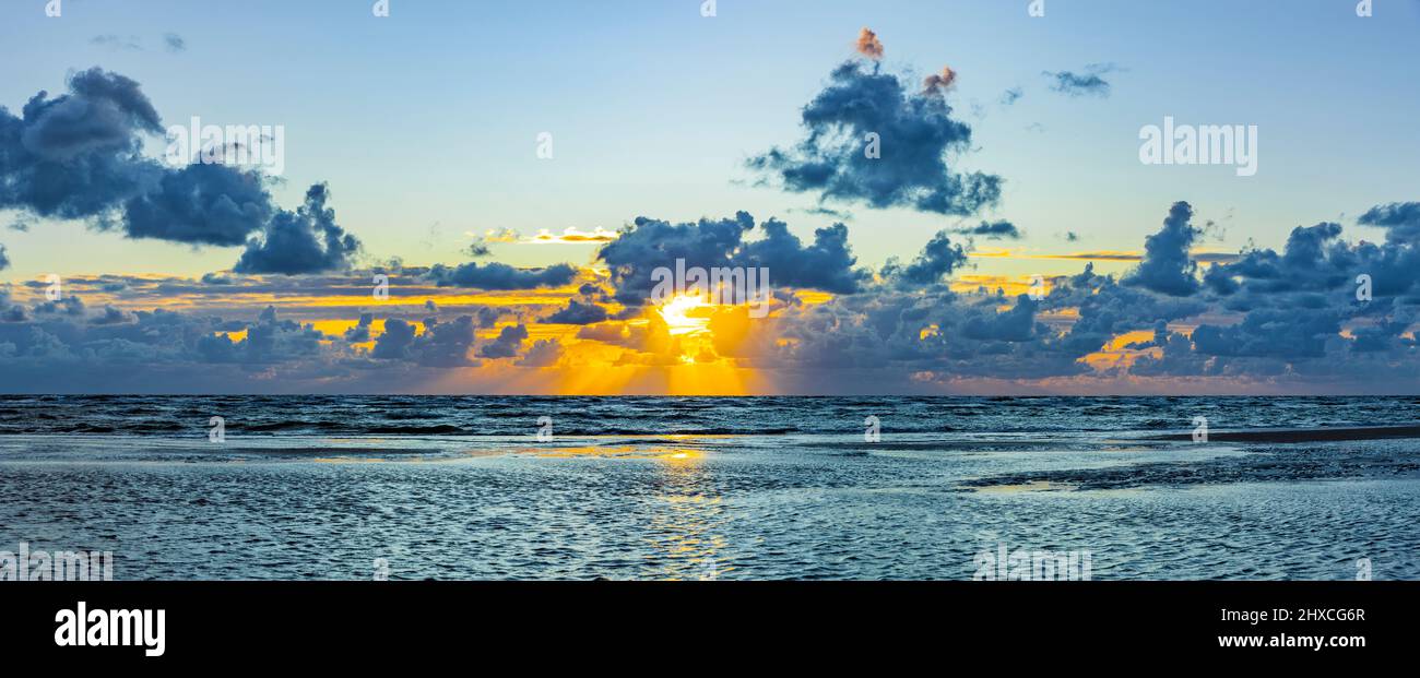 Golden sun hi-res stock photography and images - Alamy