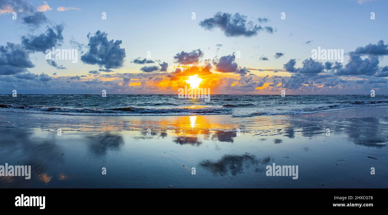 Golden sun rays hi-res stock photography and images - Alamy