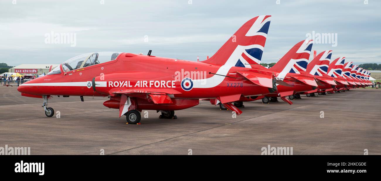 Red arrows static hi-res stock photography and images - Alamy