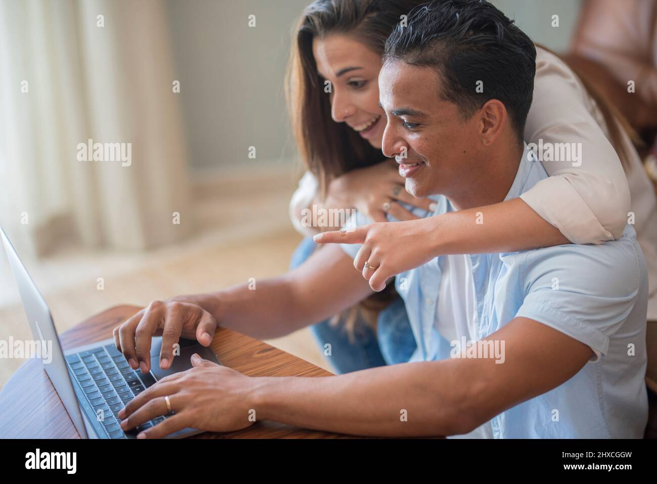 Young man laptop looking sideways hi-res stock photography and images ...