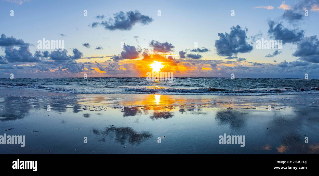 Golden sun hi-res stock photography and images - Alamy