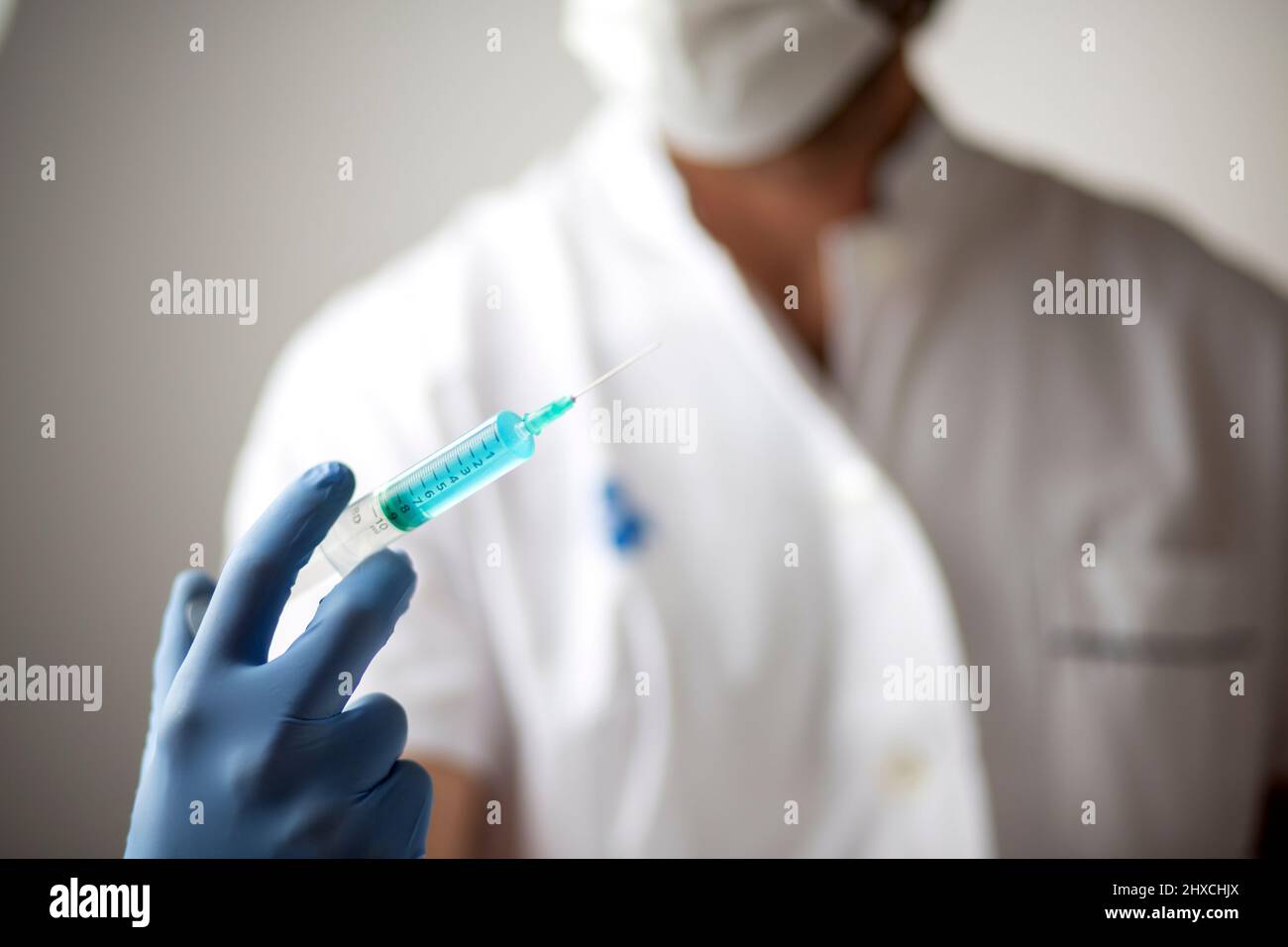 Nurse holding a syringe hi-res stock photography and images - Alamy