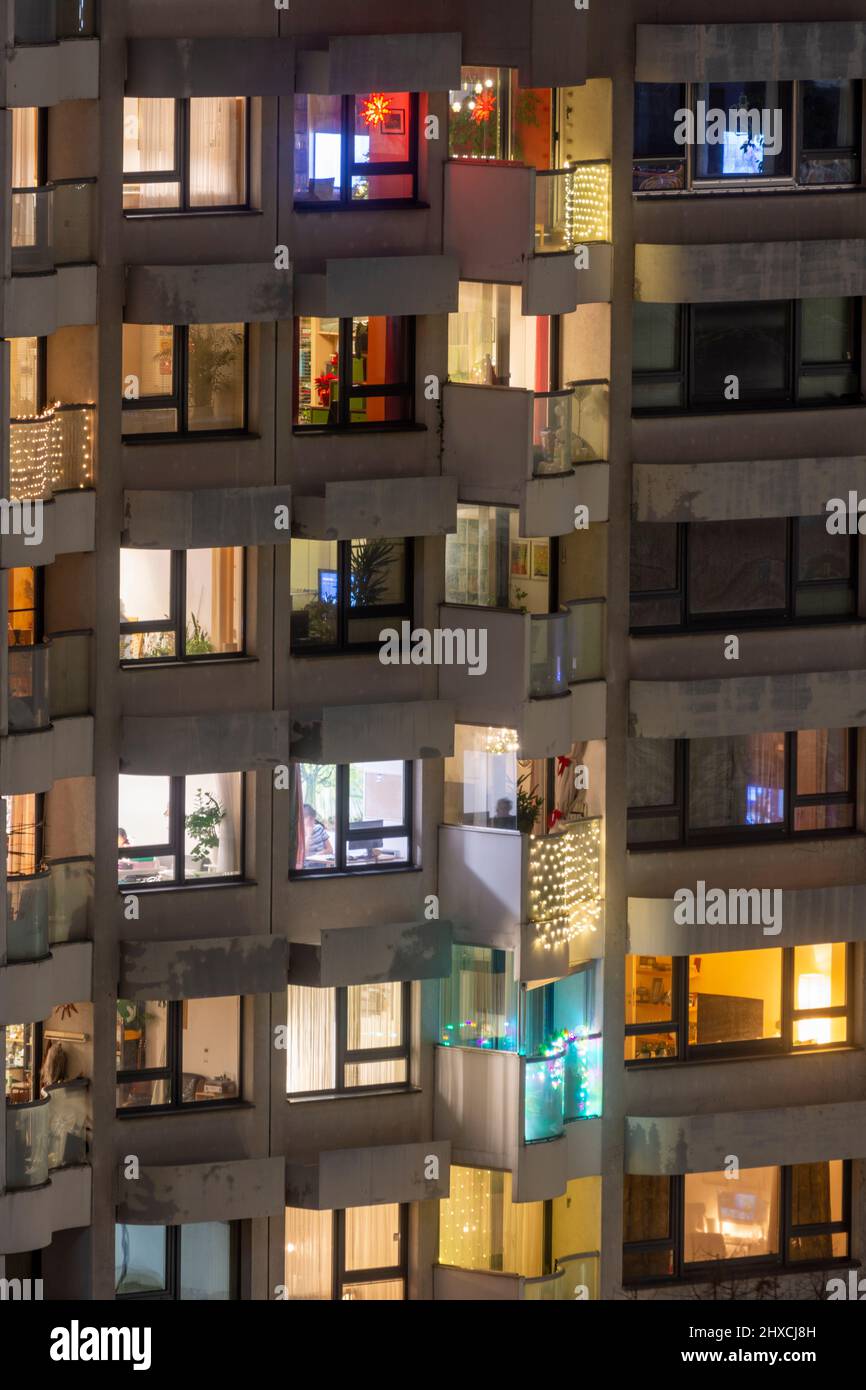 Multi lit windows hi-res stock photography and images - Alamy