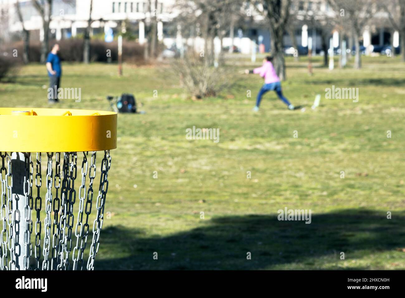 People playing disc golf hi-res stock photography and images - Alamy