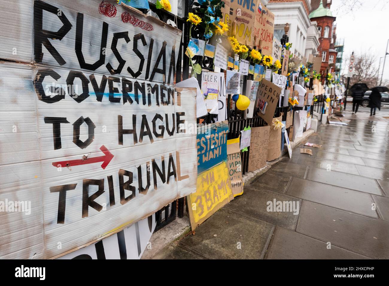 Russian embassy london gate hi-res stock photography and images - Alamy