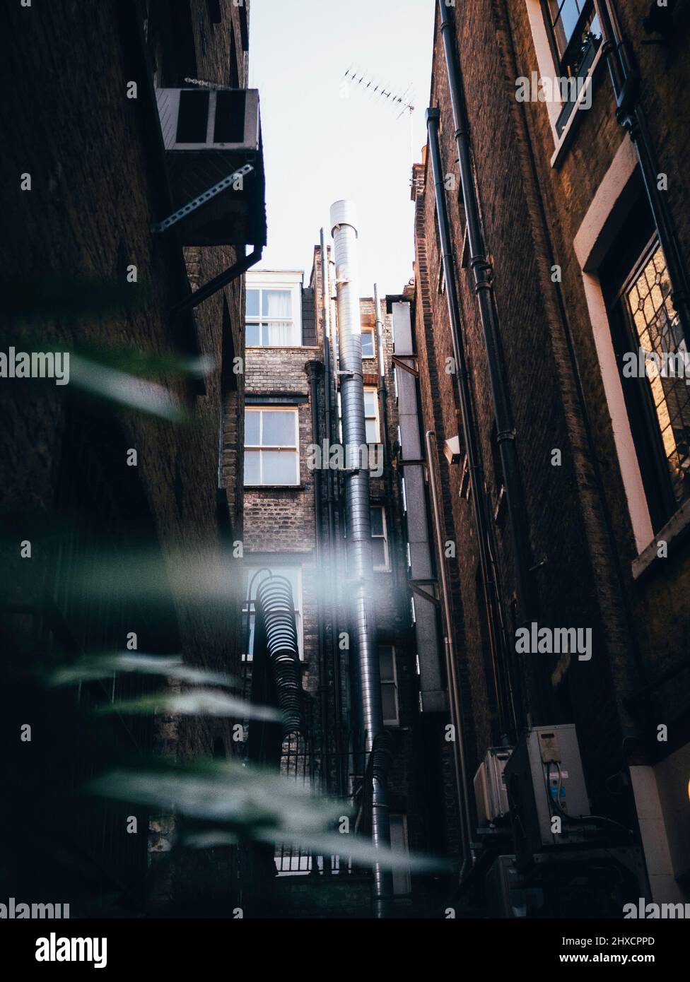 Moody london back alley hi-res stock photography and images - Alamy
