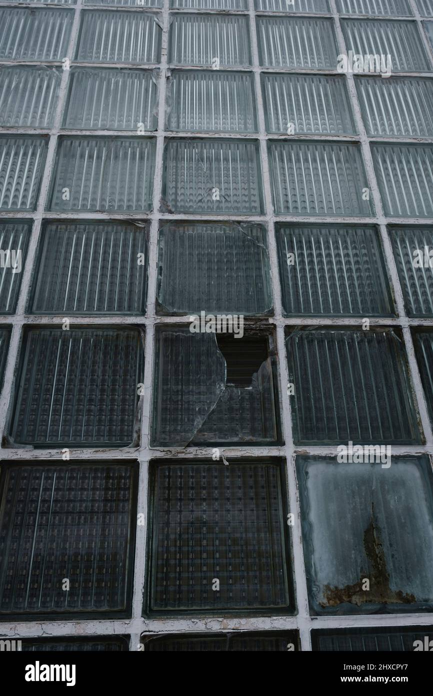 Glass brick wall hi-res stock photography and images - Alamy