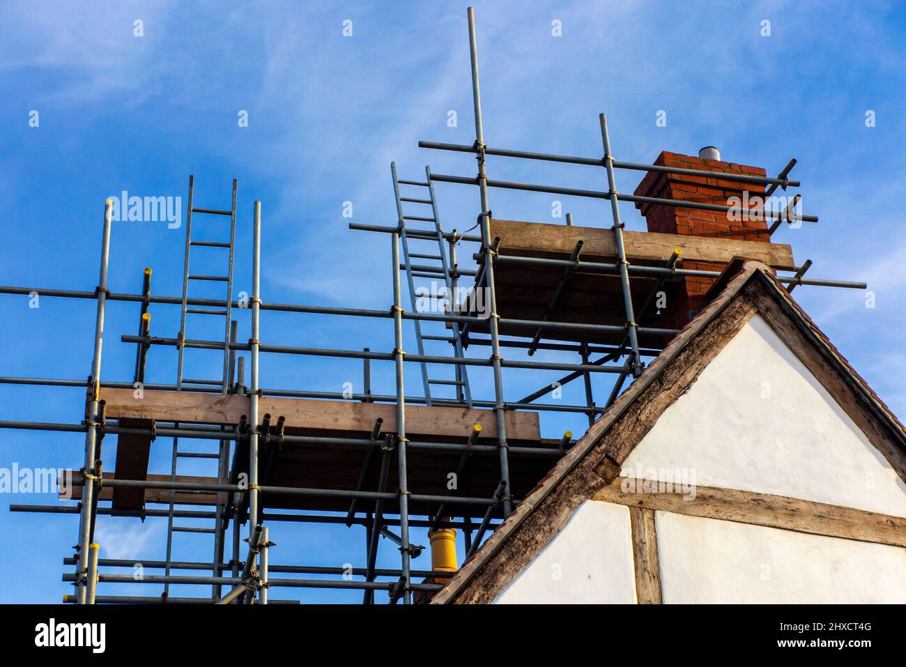 Timber scaffolding hi-res stock photography and images - Alamy