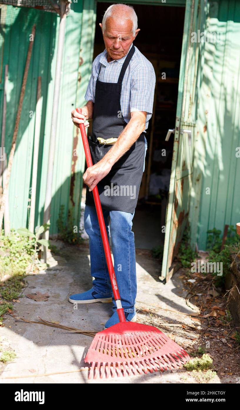 Grounds maintenance portrait hi-res stock photography and images - Alamy