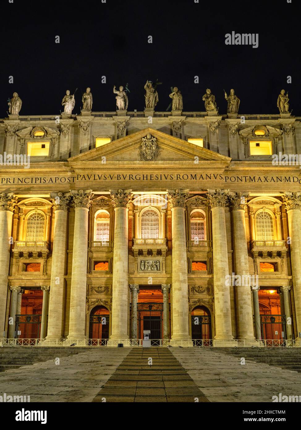 St peters square with view of st peters basilica hi-res stock ...