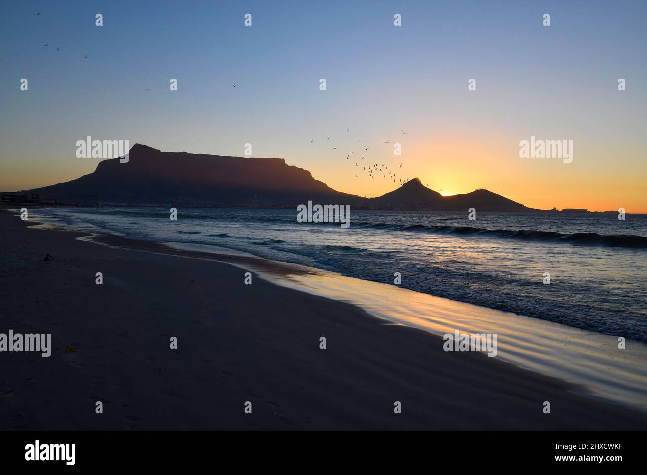 Sunset behind table mountain hi-res stock photography and images - Alamy