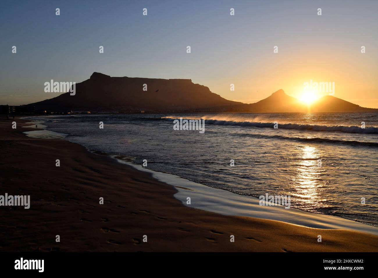 Sunset behind Table Mountain, Cape Town, South Africa Stock Photo - Alamy