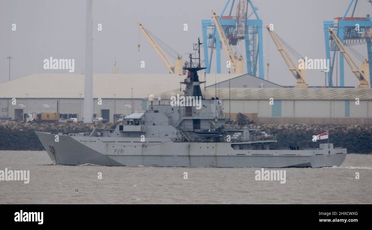 HMS Tyne leaving Liverpool hms tyne Stock Photo - Alamy