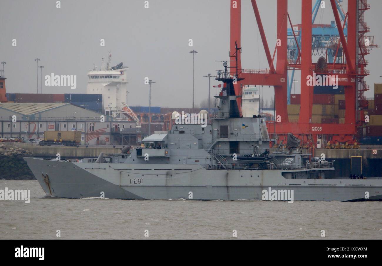 HMS Tyne leaving Liverpool hms tyne Stock Photo - Alamy
