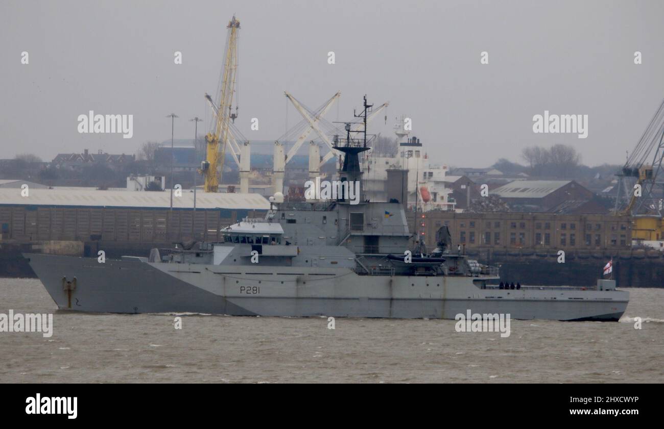 HMS Tyne leaving Liverpool hms tyne Stock Photo - Alamy