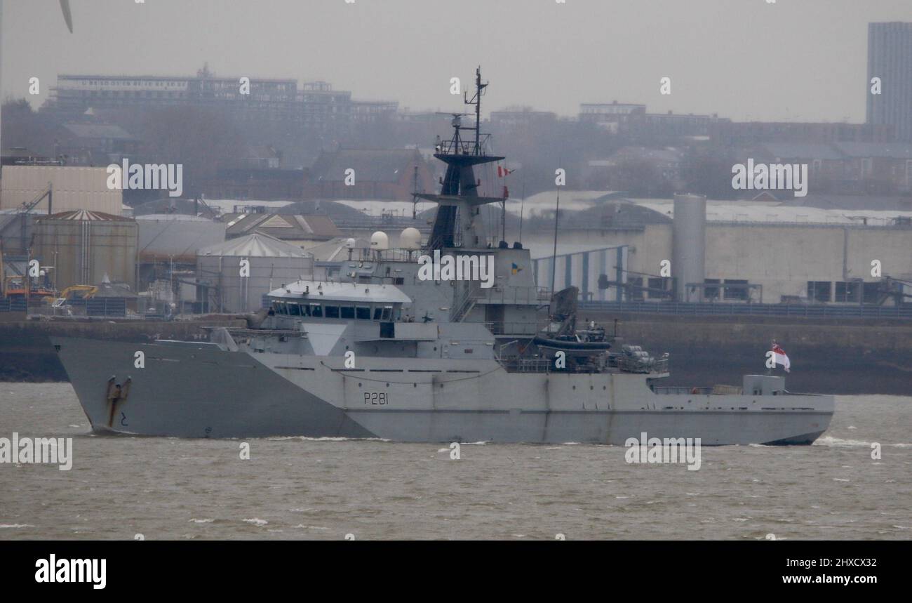 HMS Tyne leaving Liverpool hms tyne Stock Photo - Alamy