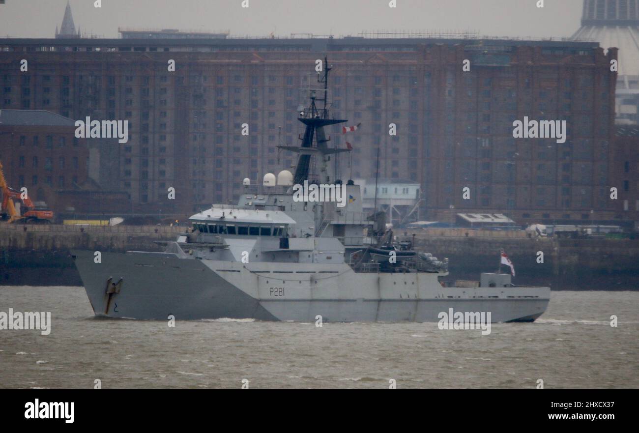 HMS Tyne leaving Liverpool hms tyne Stock Photo - Alamy