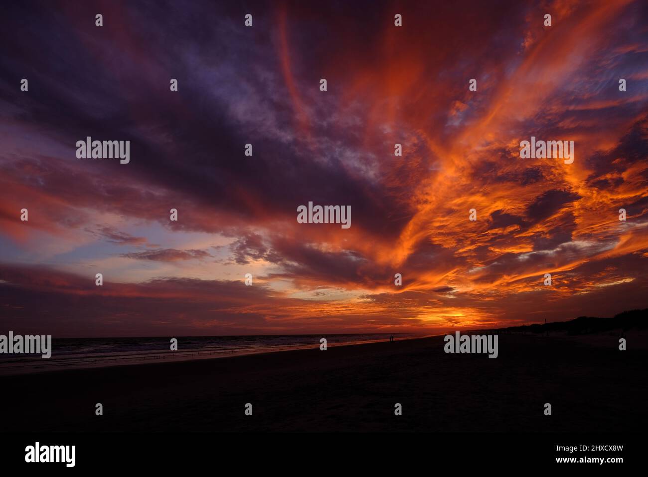 Colorful sunset beachscape hi-res stock photography and images - Alamy