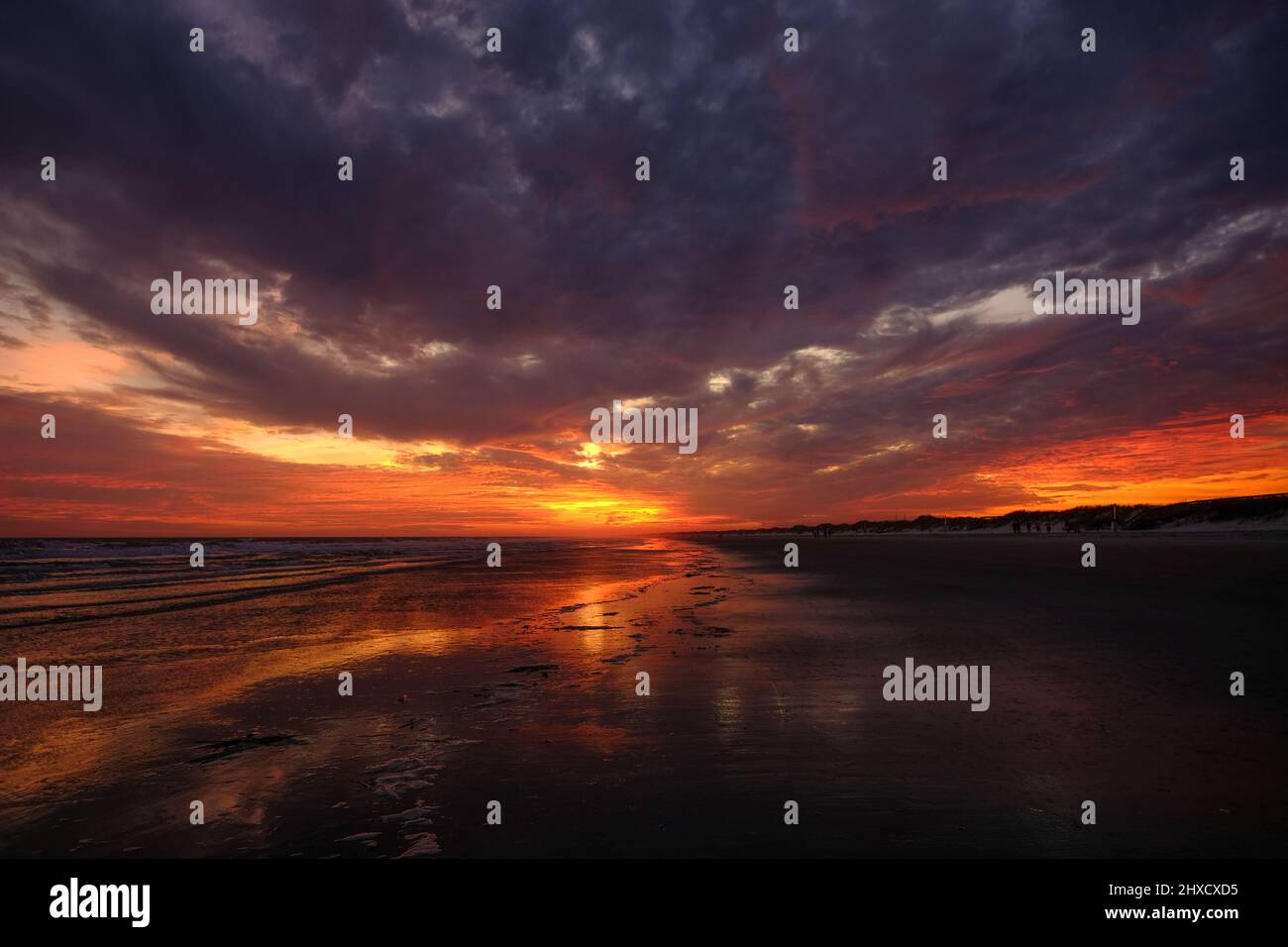 Colorful sunset beachscape hi-res stock photography and images - Alamy