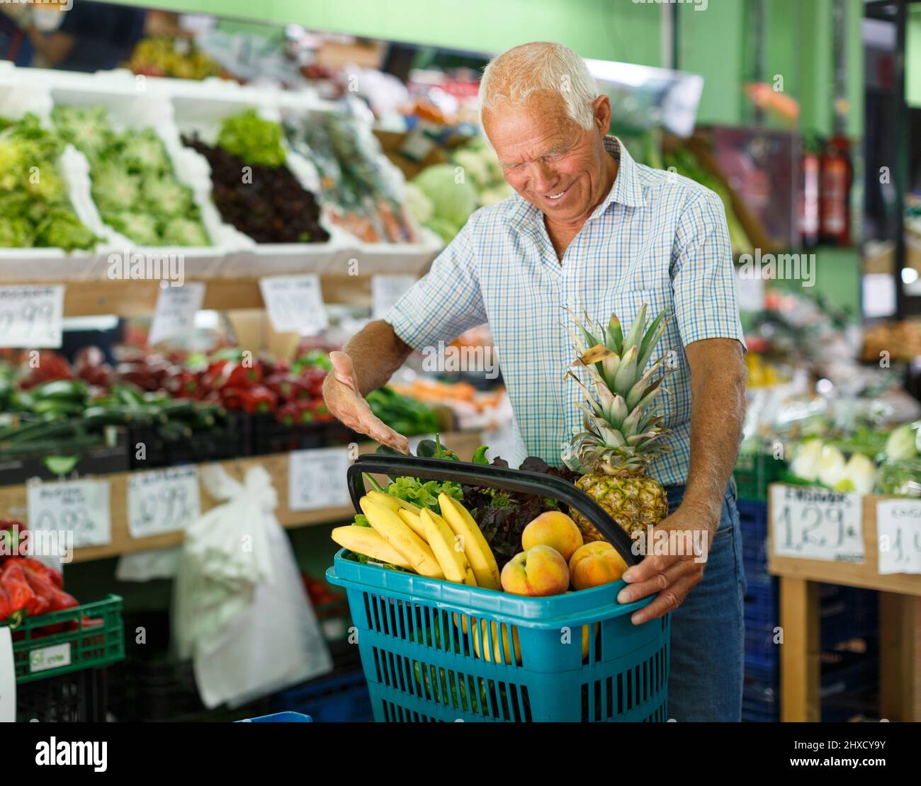 Happy purchaser with basket with fruits and vegetables Stock Photo - Alamy