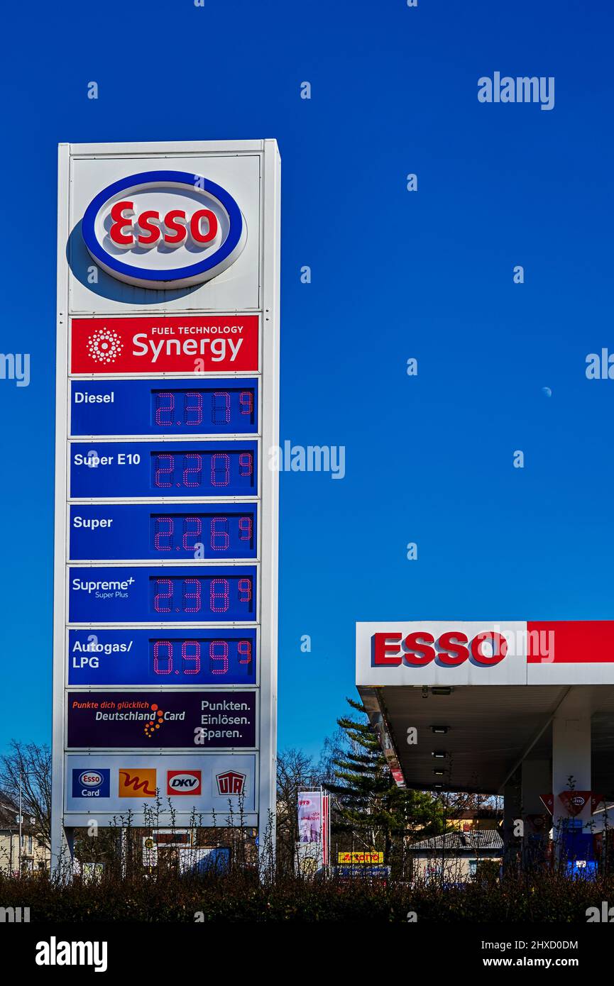 Esso petroleum sign logo hi-res stock photography and images - Alamy