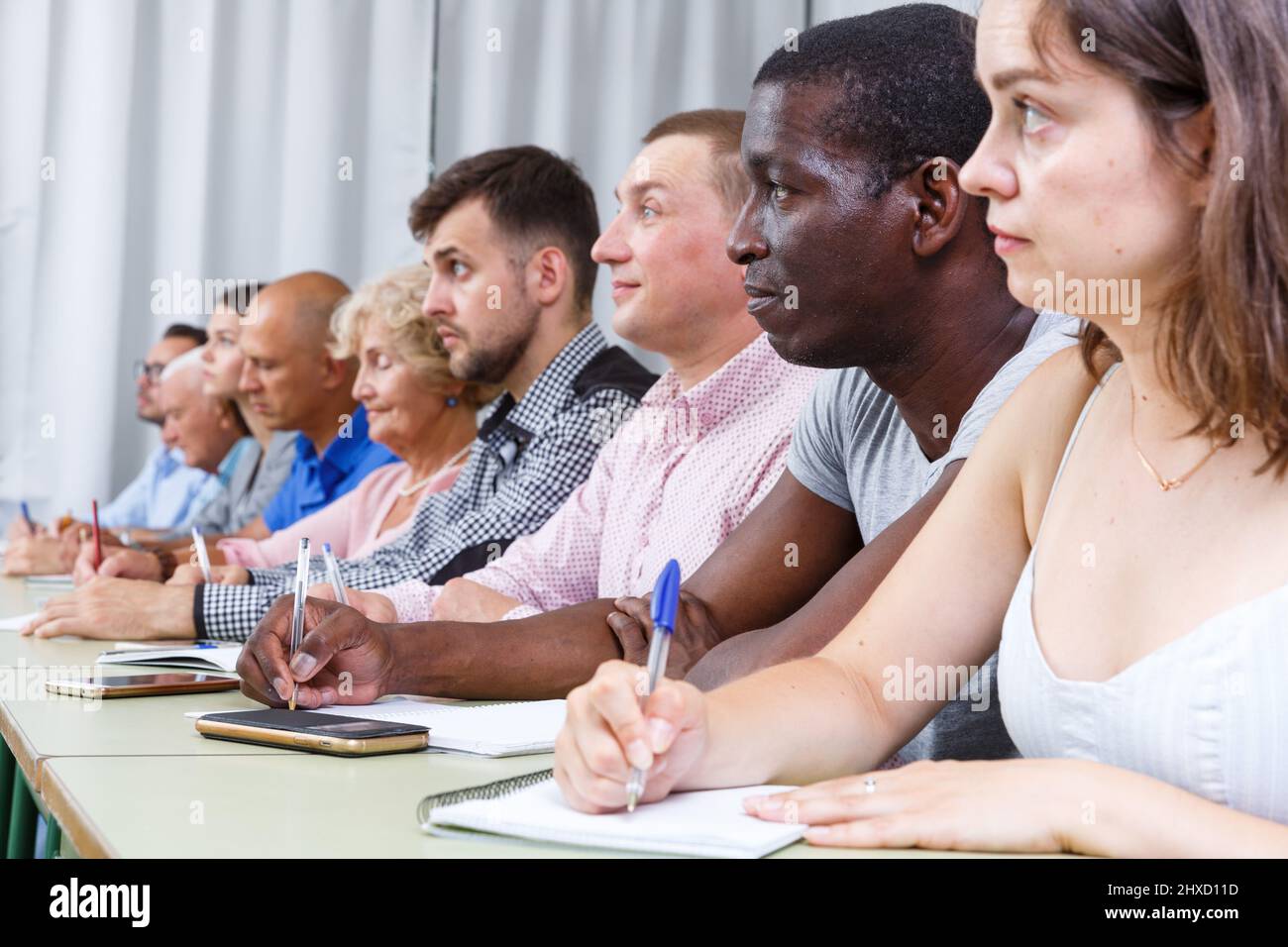 Writing group women hi-res stock photography and images - Alamy