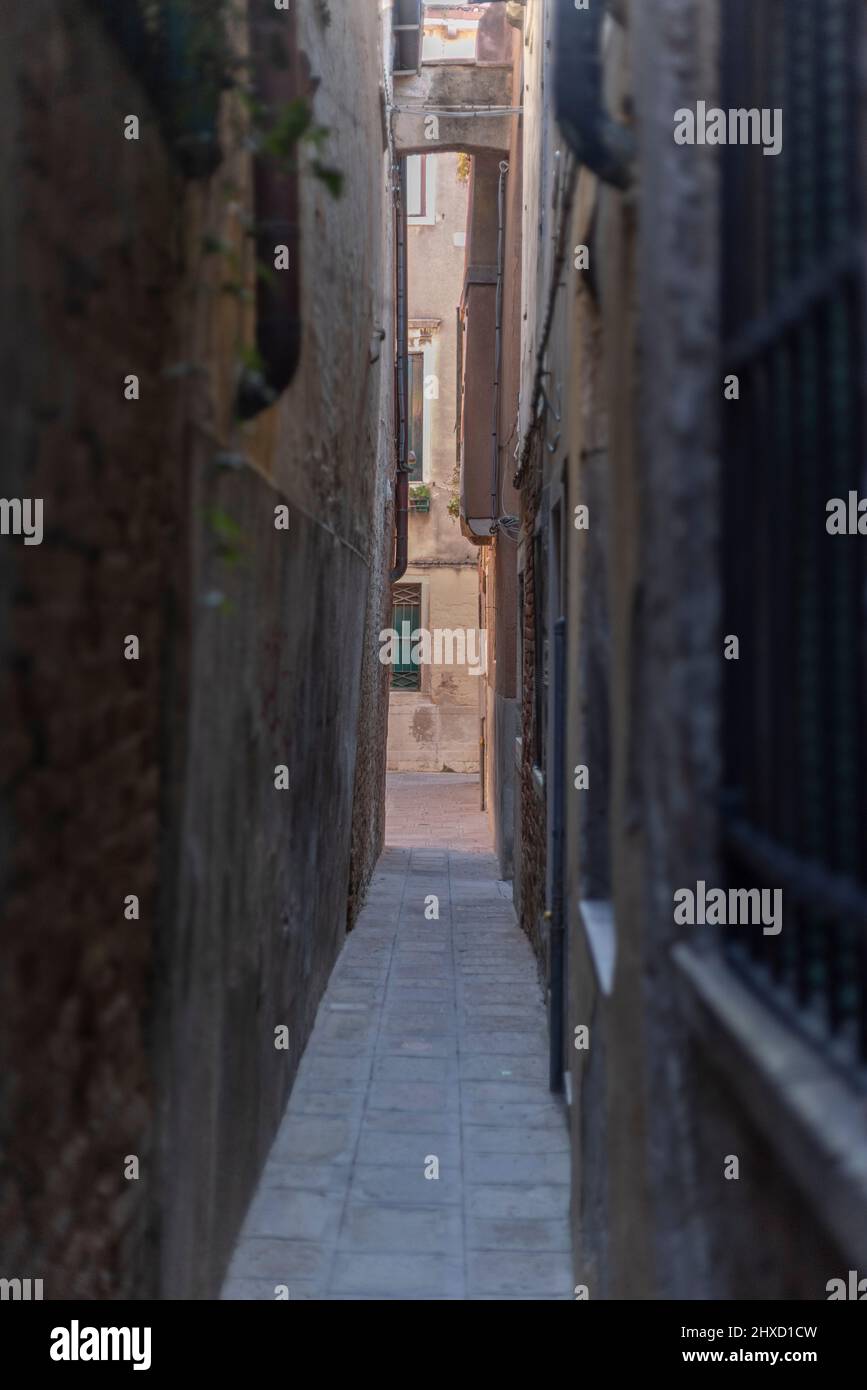 Very narrow alley in the old town of Venice, Italy Stock Photo - Alamy