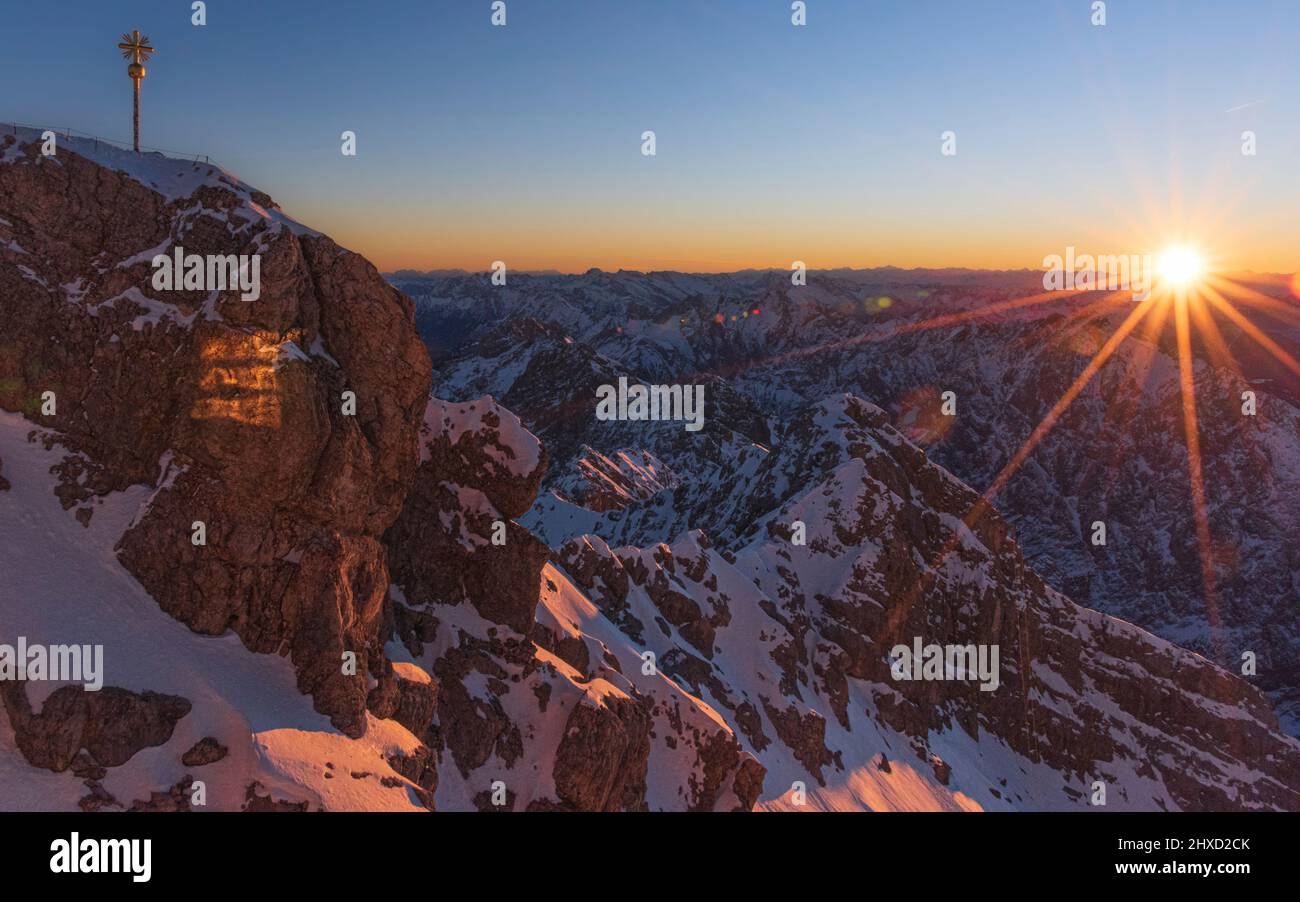 Morning mood on the Zugspitze, sunrise on Germany's highest mountain ...