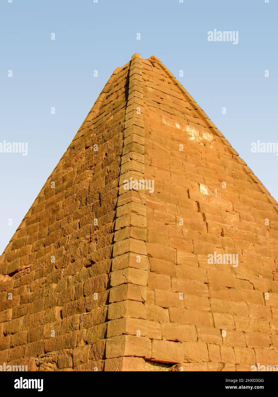 Middle kingdom pyramid hi-res stock photography and images - Alamy