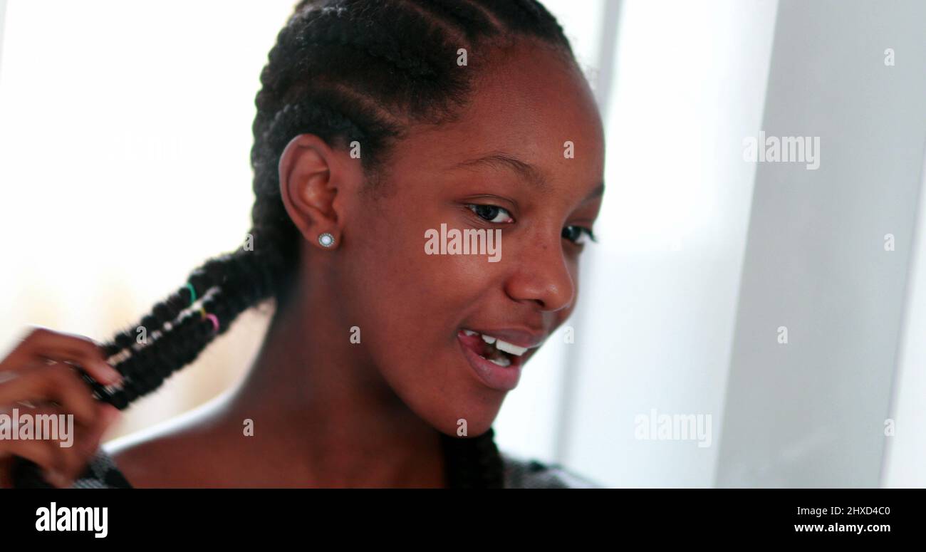Black teen girl mirror hi-res stock photography and images - Alamy