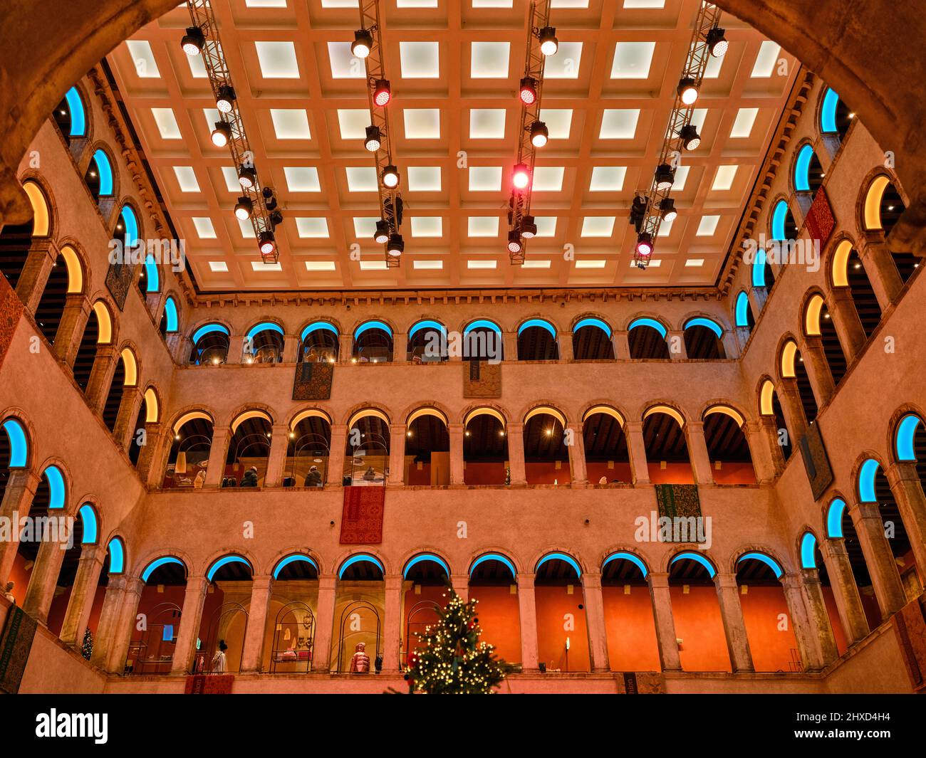 Courtyard of the Fondaco dei Tedeschi, Venice Stock Photo - Alamy