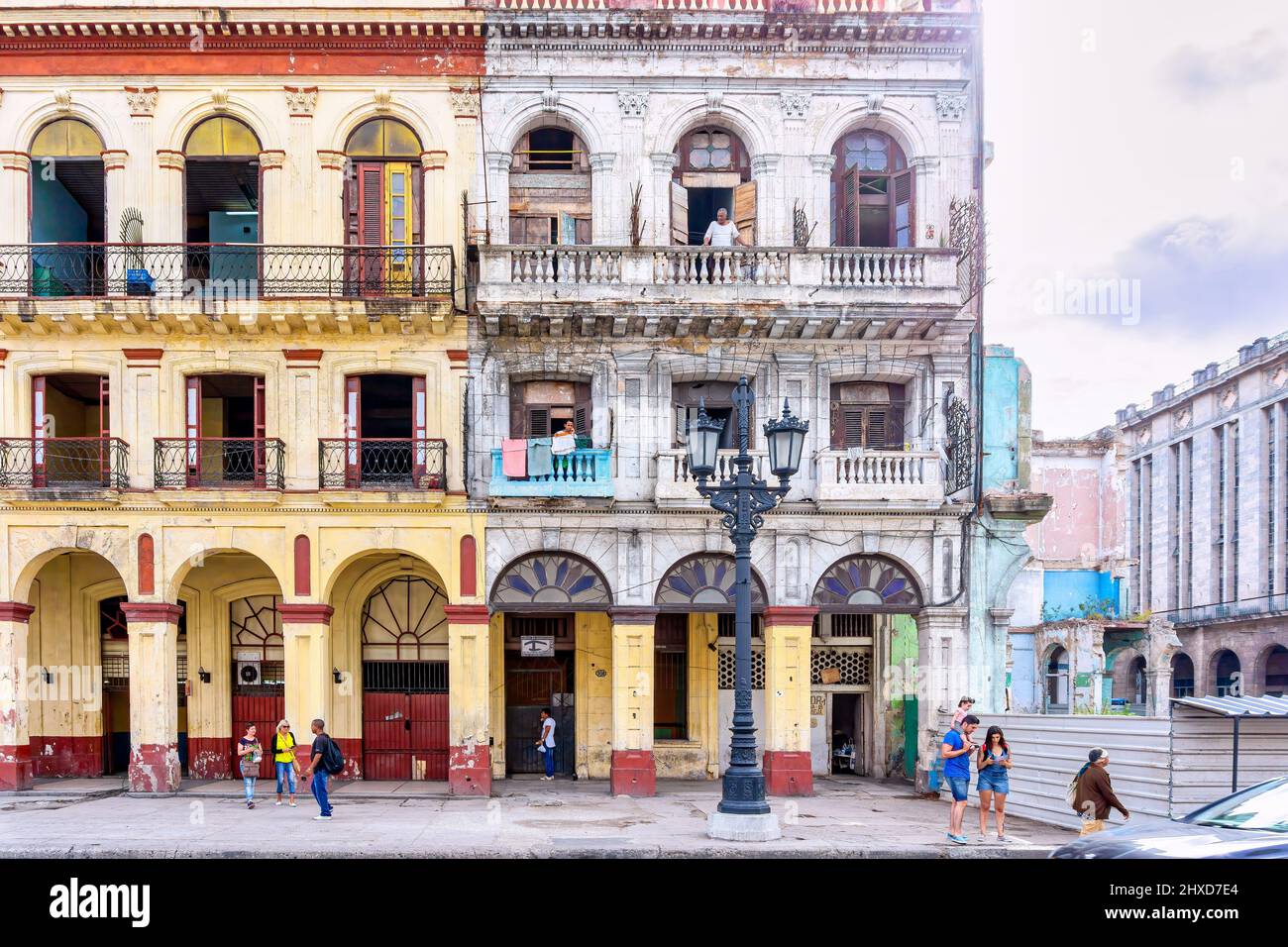 Rundown apartment building hi-res stock photography and images - Alamy
