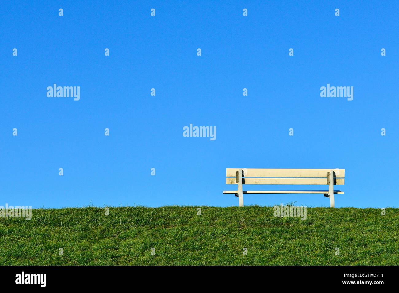 Green grass, blue sky, sun rays hi-res stock photography and images - Alamy
