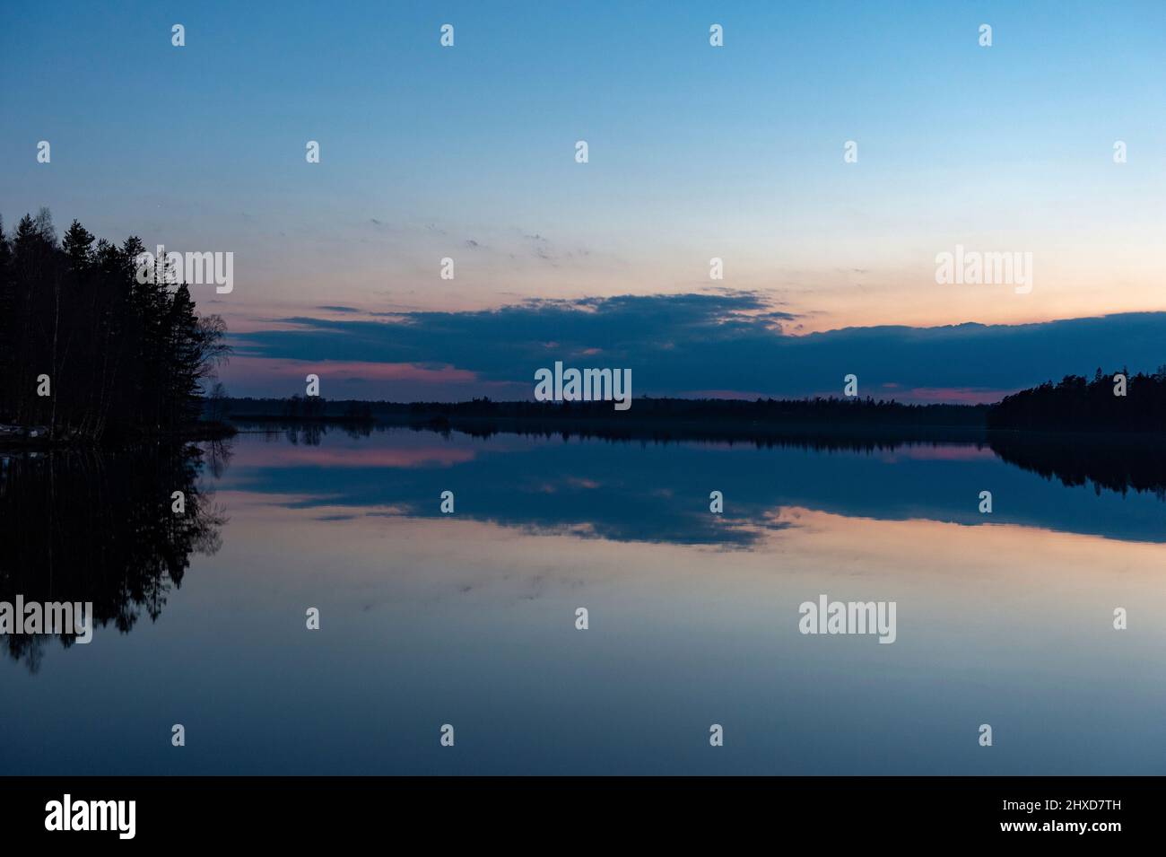 Dusk lake landscape hi-res stock photography and images - Alamy