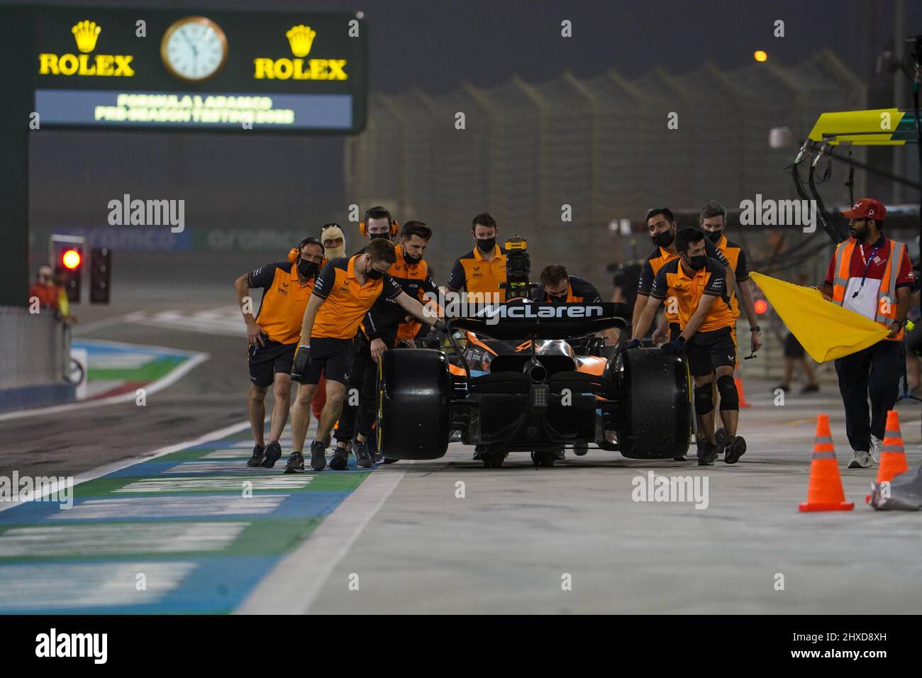 Mechanics in pit lane hi-res stock photography and images - Alamy