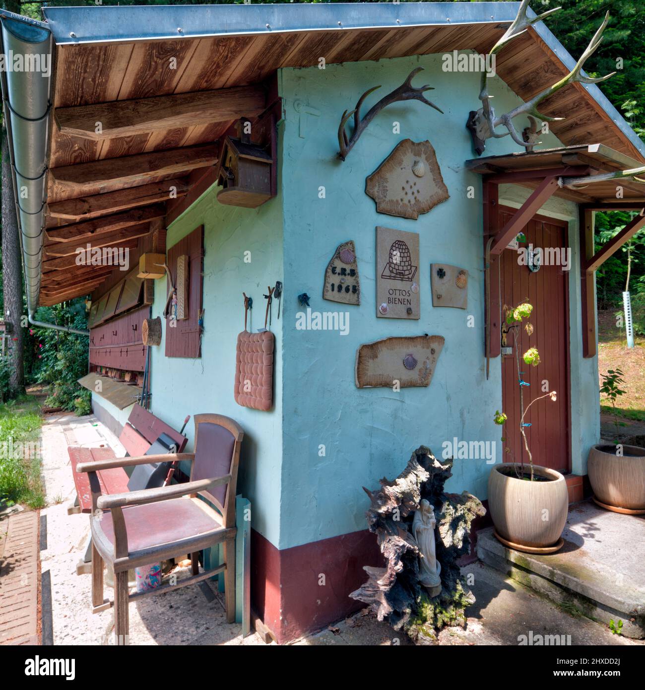 Bee house of the garden reportage hi-res stock photography and images ...
