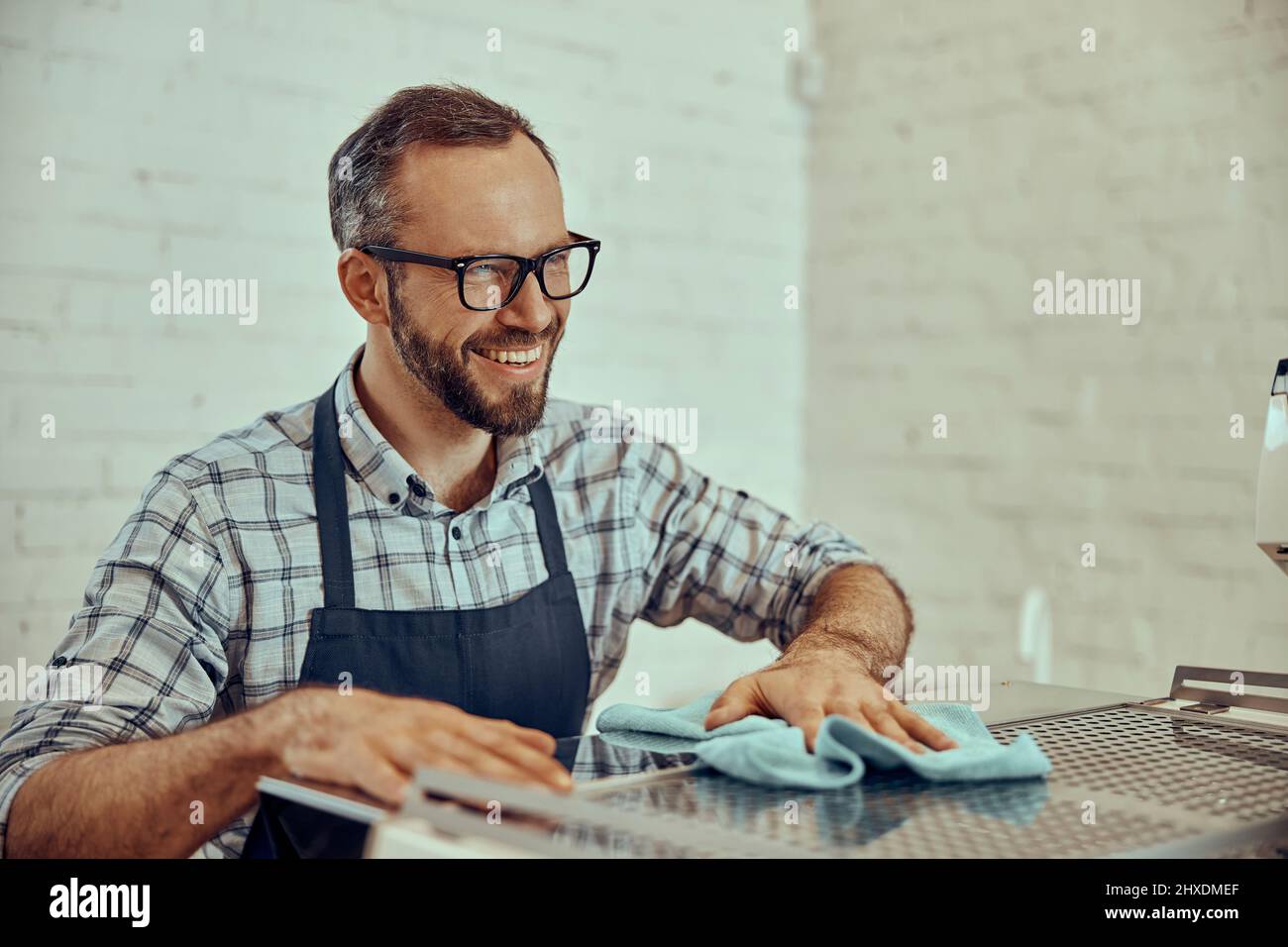 Bartender clean glasses hi-res stock photography and images - Alamy