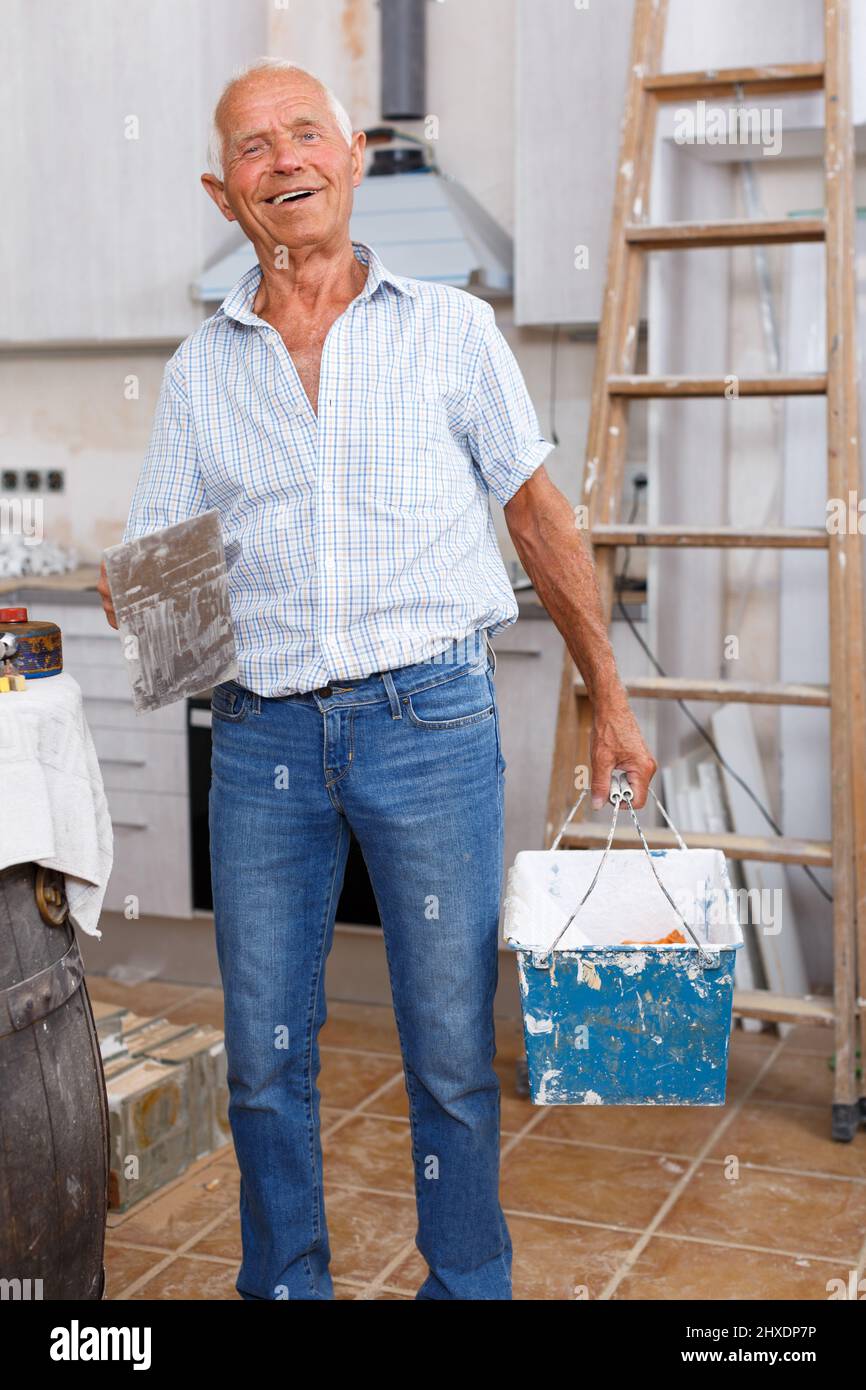 Puttying hi-res stock photography and images - Alamy