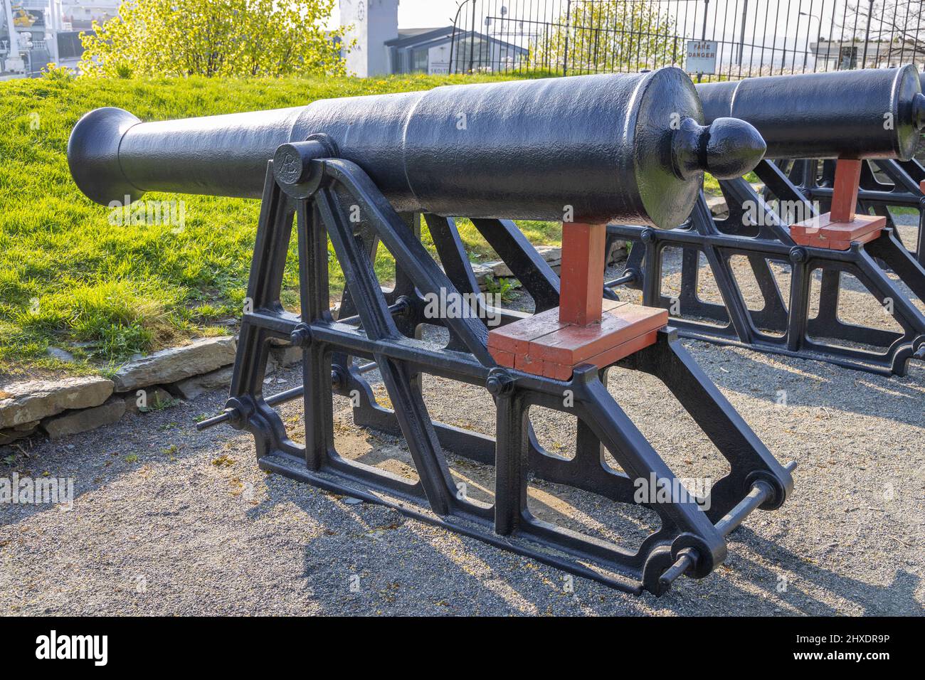 Cast iron cannons hi-res stock photography and images - Alamy