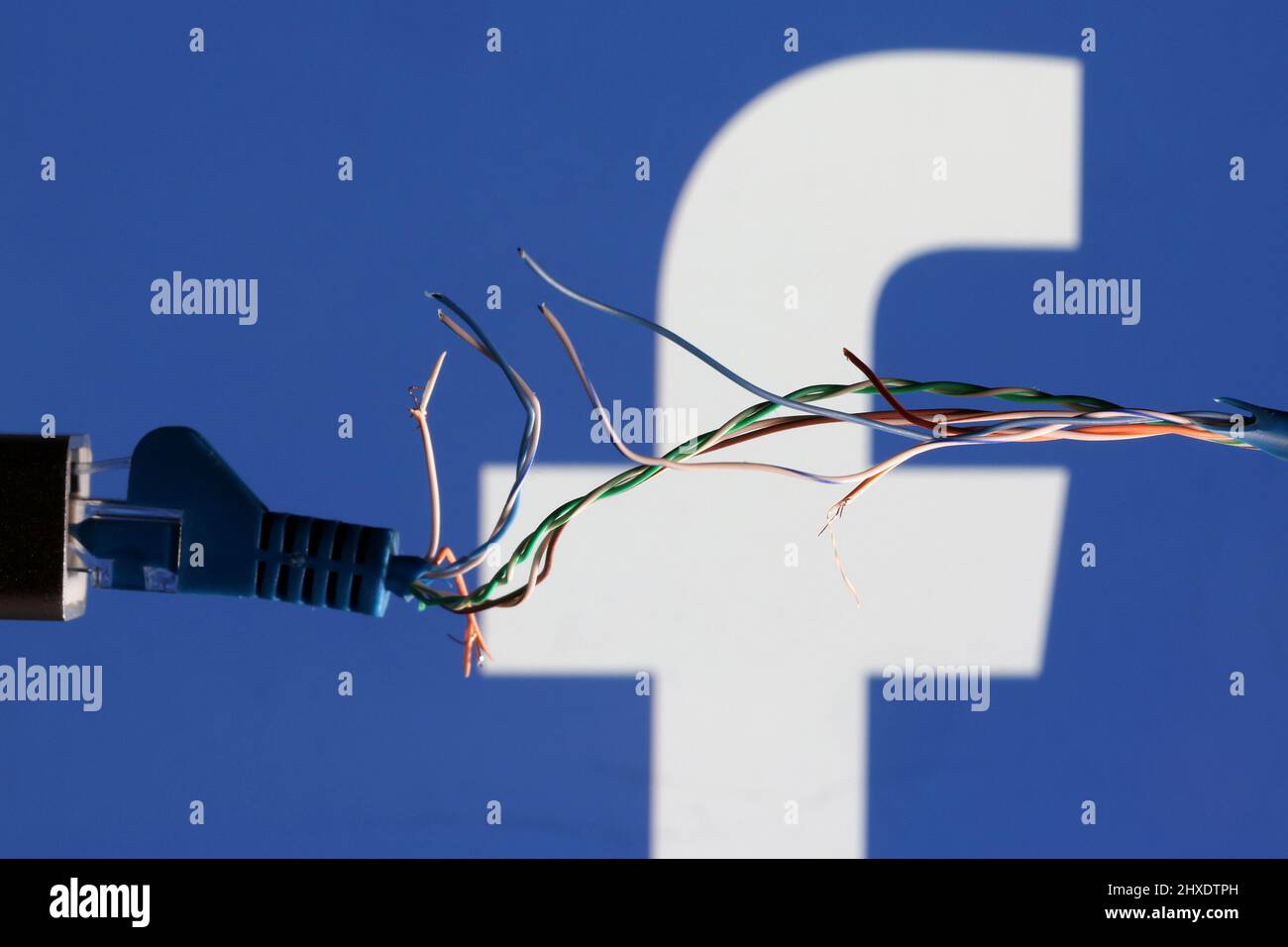 Facebook logo broken hi-res stock photography and images - Alamy