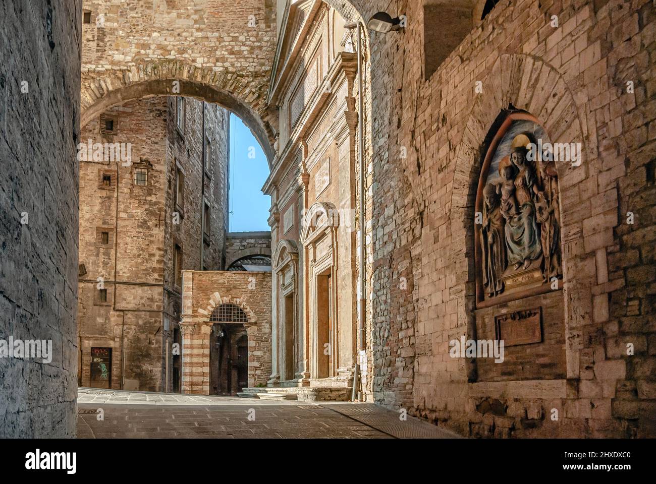 Arco Etrusco city gate of Perugia in Umbria, Italy Stock Photo - Alamy