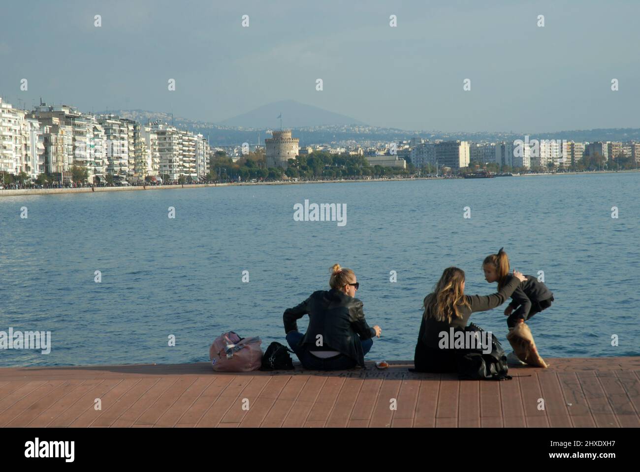 Groups of people hanging out hi-res stock photography and images - Alamy
